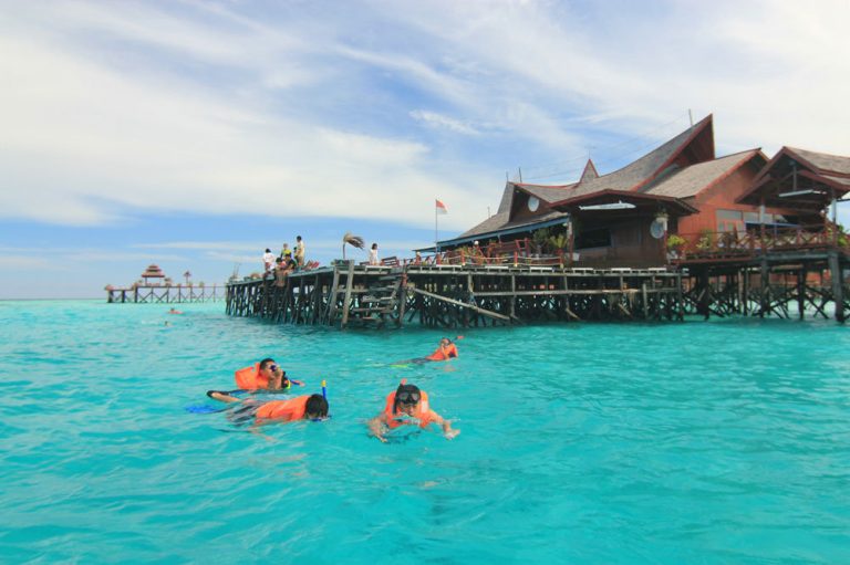 Rekomendasi Wisata Kepulauan Derawan, Yang Wajib Kalian Jelajahi ...